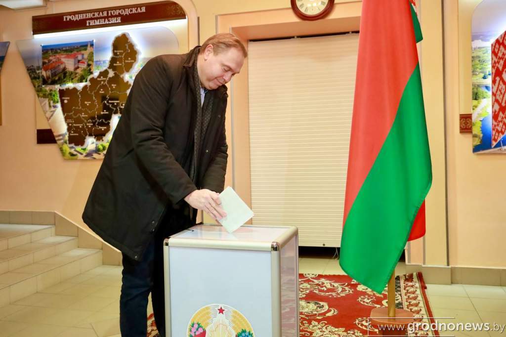 Председатель Гродненского облисполкома Владимир Караник проголосовал на